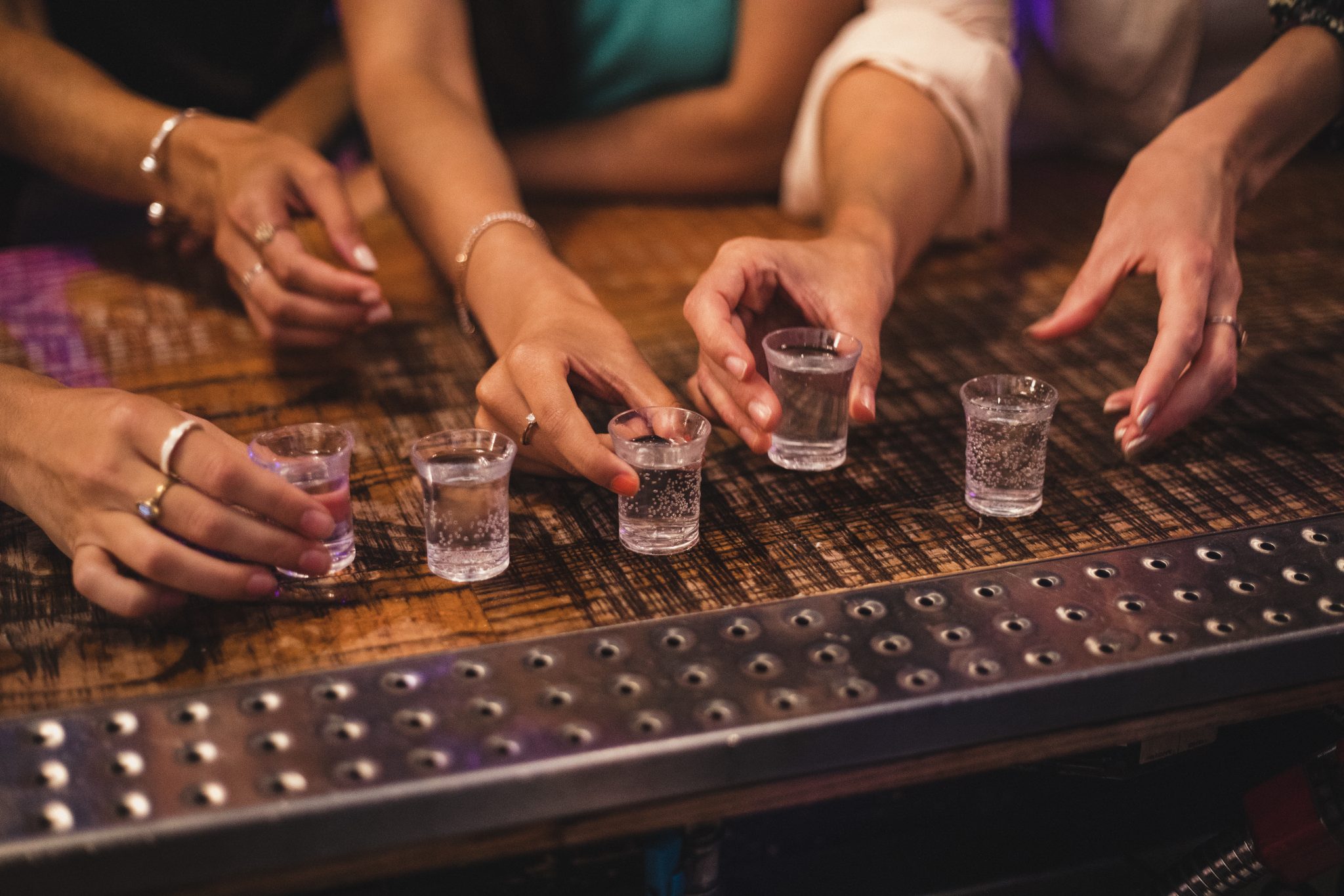 The Real Reason Why We Tap Glasses On The Bar Is Revealed By Bartenders