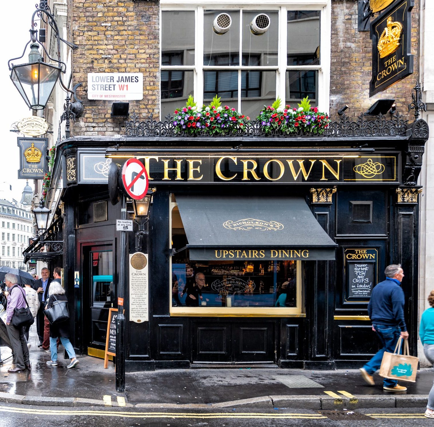 Which monarch has the most pubs named after them?