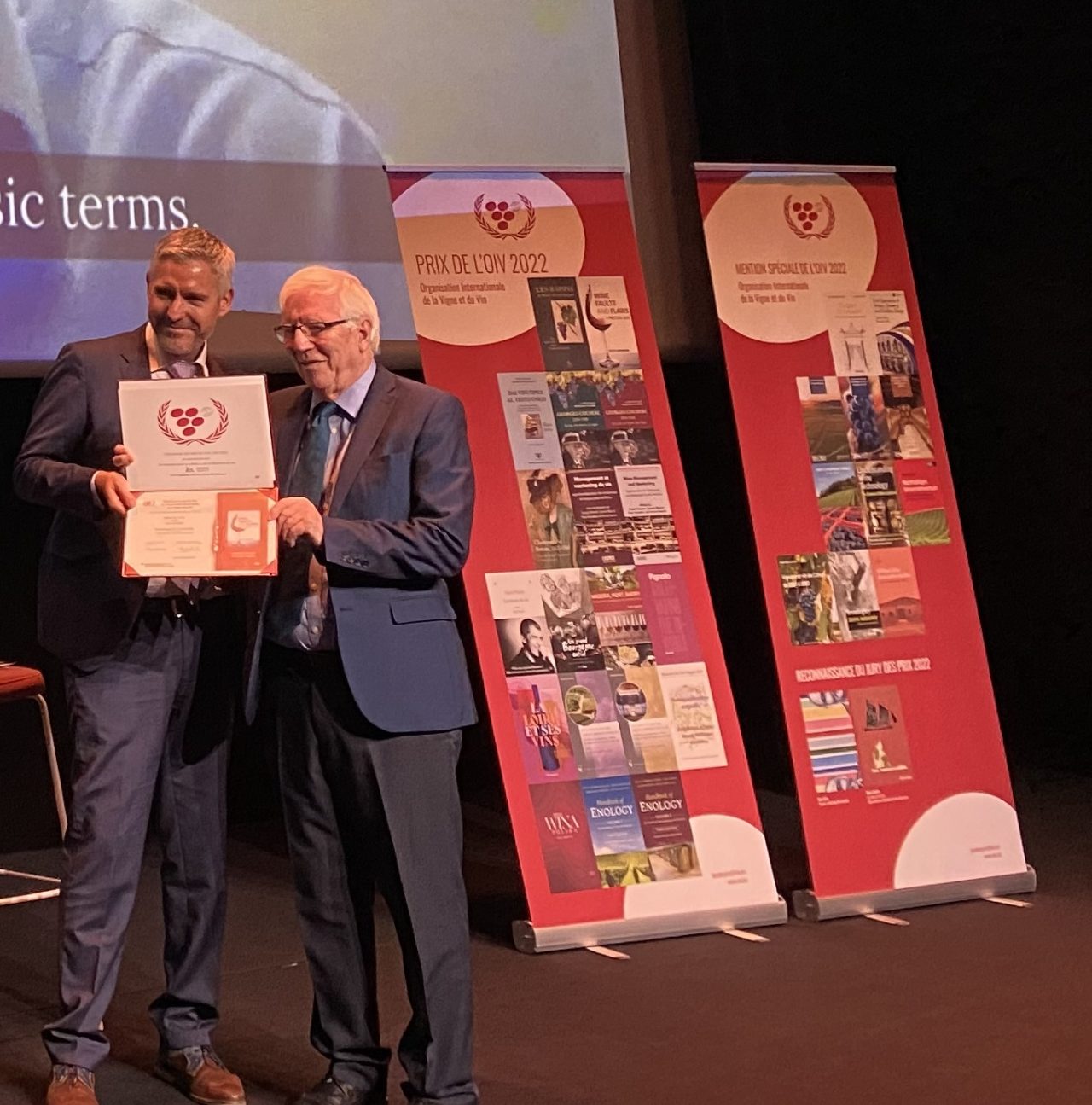 Keith Grainger receives Le Prix de l'OIV for wine fault book
