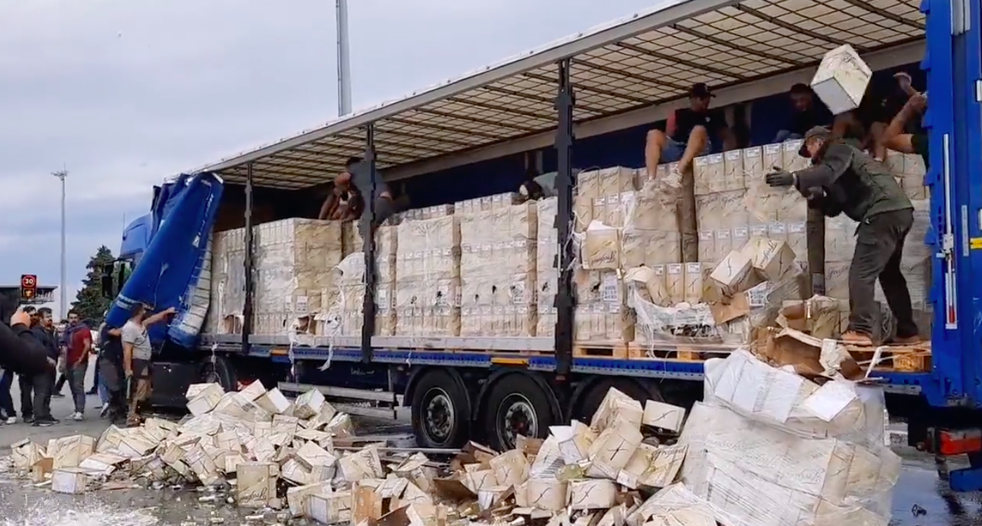 French vignerons destroy Spanish wine to protest cheap imports