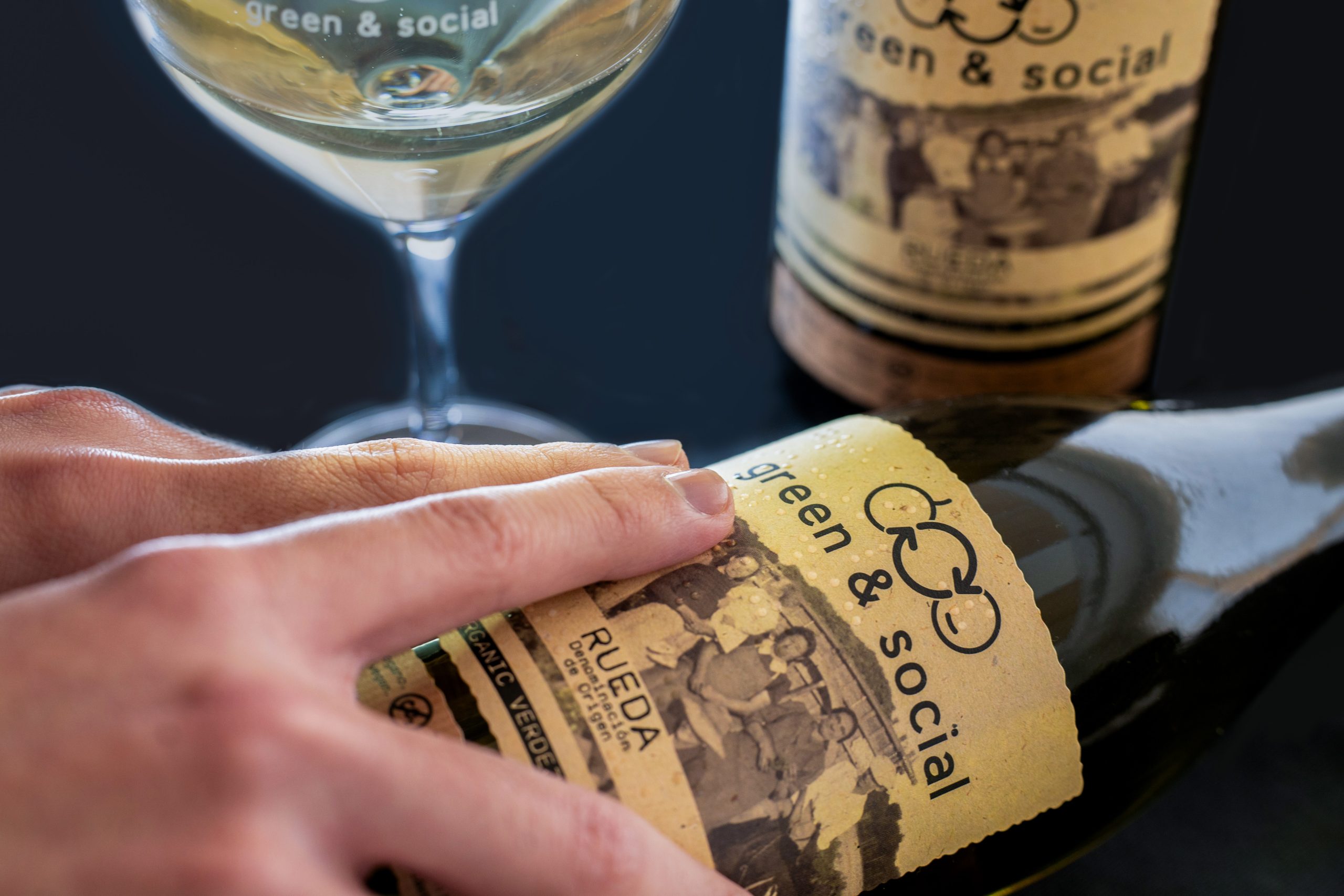 Bodega Cuatro Rayas adds braille to wine label