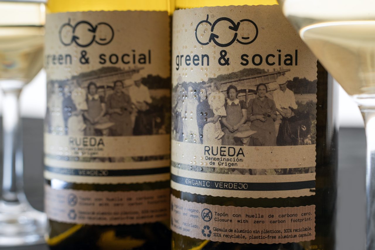 Bodega Cuatro Rayas adds braille to wine label